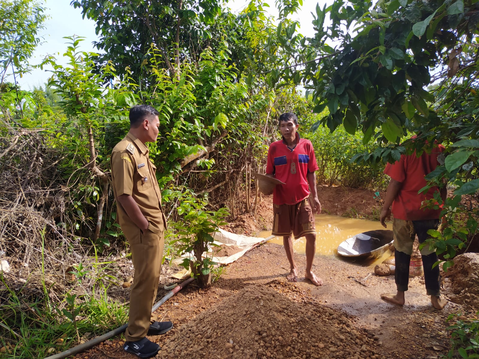 KUNJUNGAN LURAH SUNGAI TIUNG KE TAMBANG INTAN TRADISIONAL DI PUMPUNG ...